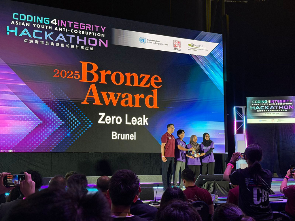 Pasukan pelajar UTB raih gangsa dalam Hackathon - EB