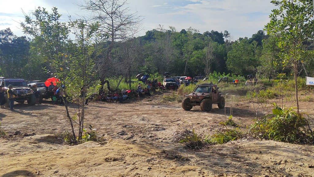 42 kenderaan berentap dalam cabaran off-road 4×4 - EB