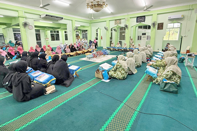 Muslimah group holds Khatam Al-Quran - EB