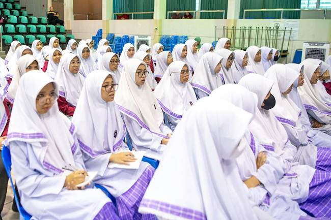 158 students take part in ASEAN awareness roadshow - EB