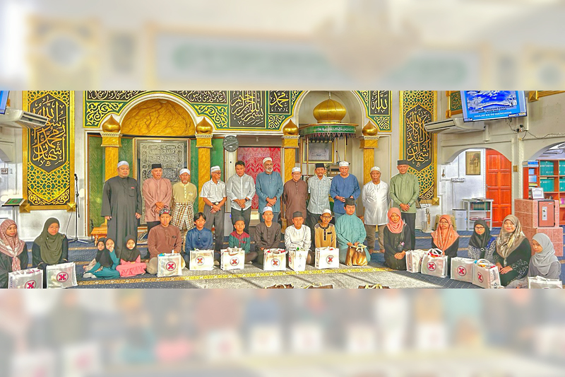 16 anak yatim Kg Sg Hanching terima sumbangan - EB