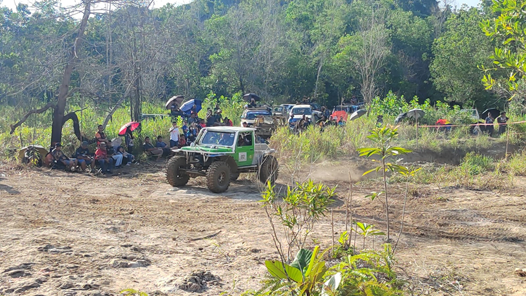42 kenderaan berentap dalam cabaran off-road 4×4 - EB