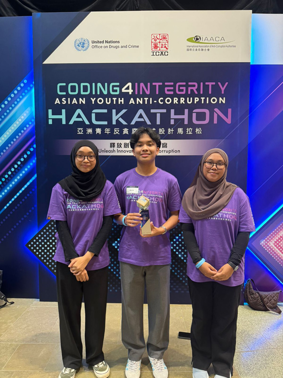 Pasukan pelajar UTB raih gangsa dalam Hackathon - EB